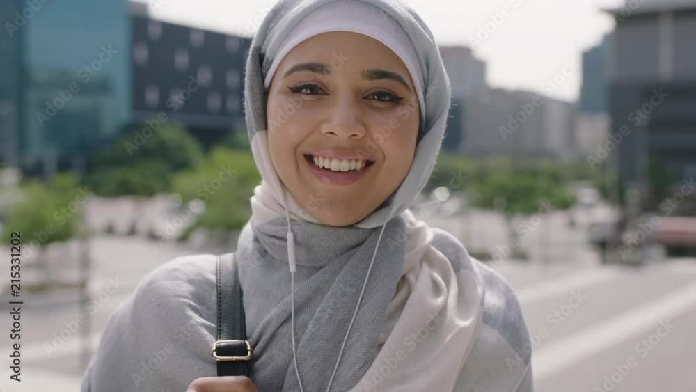 Vidéo Stock portrait of beautiful young muslim woman student smiling ...