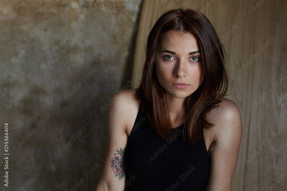 Foto de Visual story of authenticity. Close up unfiltered portrait of ...