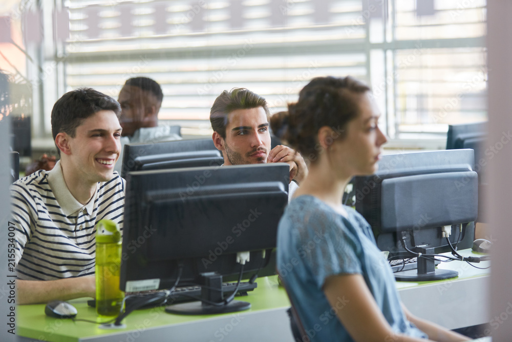 Studenten lernen im Computerkurs Stock-Foto | Adobe Stock