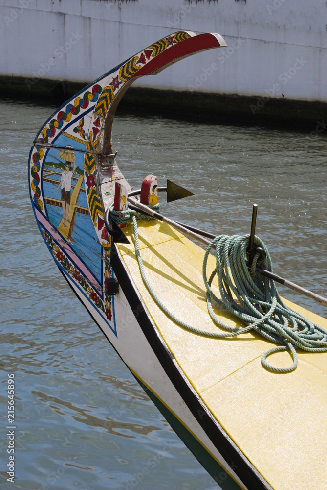 Proa de barco com corda enrolada na âncora, canal da ria de aveiro ...