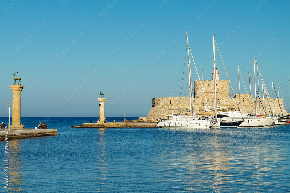 Schiffe im Hafen von Rhodos-Stadt Stock Photo | Adobe Stock