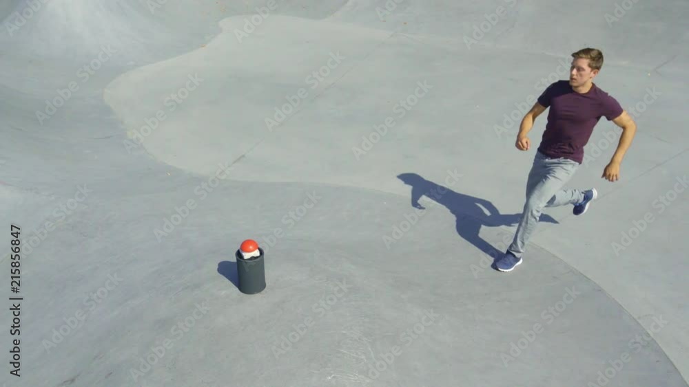 Vidéo Stock Freerunner enters the frame and runs to a red game show ...