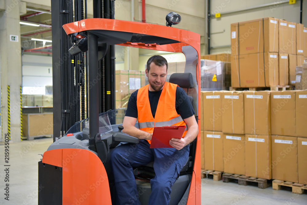 Lagerist im Warenlager einer Spedition auf dem Gabelstapler ...