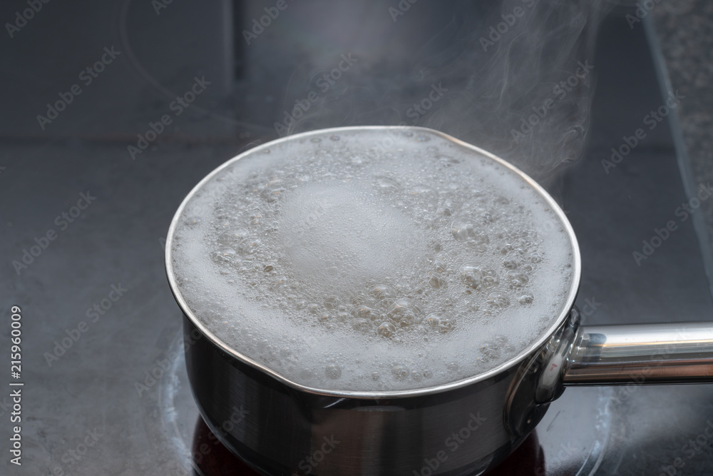 kochendes Wasser in der Pfanne - Topf Stock Photo | Adobe Stock