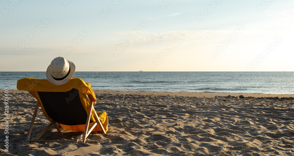 Liegestuhl am Strand - Sonnenuntergang Stock-Foto | Adobe Stock