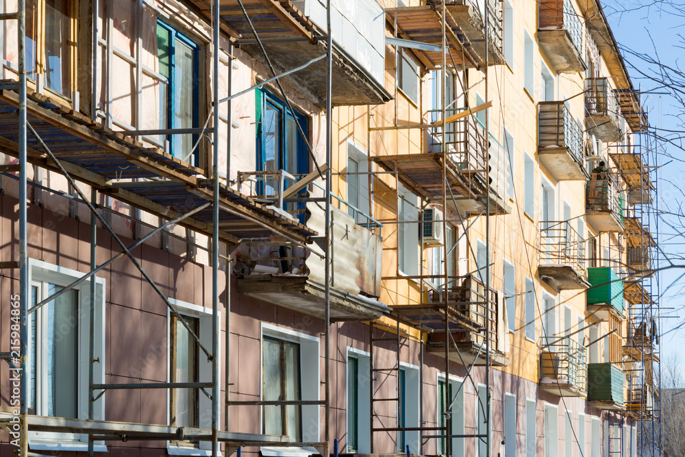 Warming of the apartment house. External repair work on the building ...