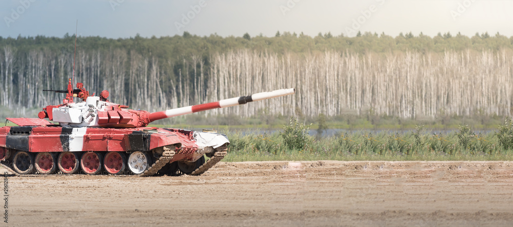 Military armored tank driving in mud at the open field. copyspace Stock ...