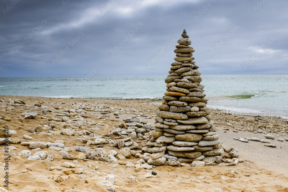 Kern tour cailloux galet voeux pyramide plage empiler équilibre mer océan Stock Photo | Adobe Stock