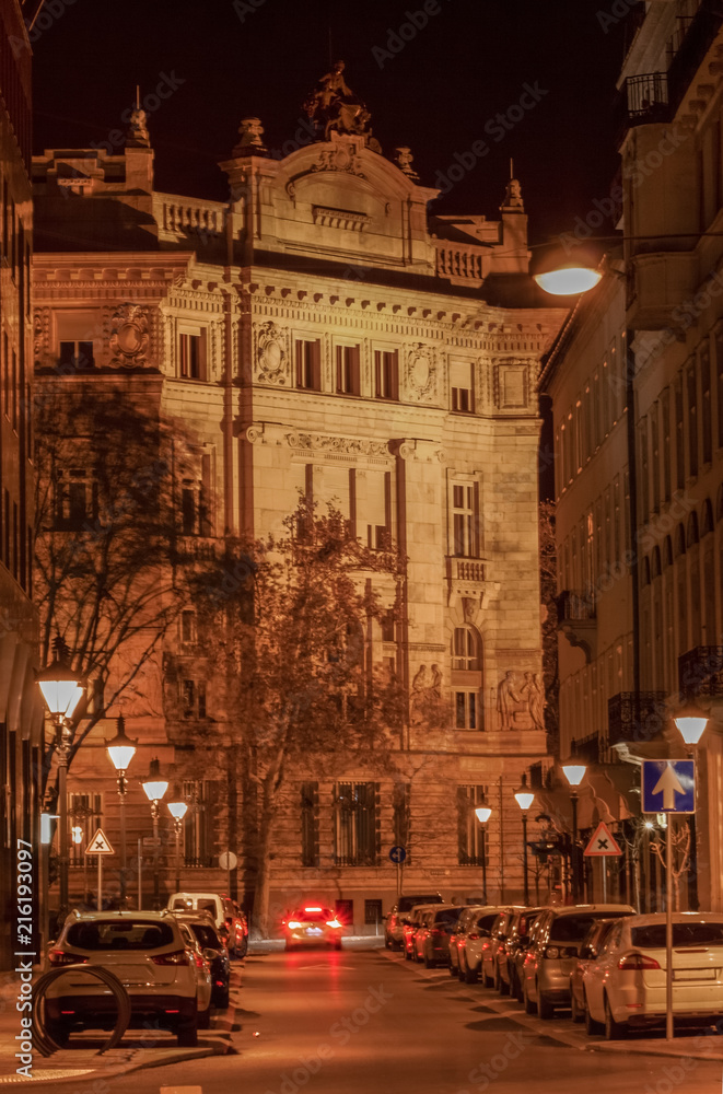 Blick auf die beleuchtete ungarische Nationalbank in der ...