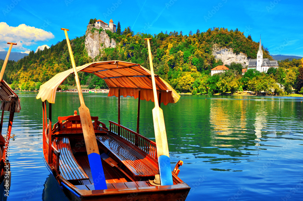 Foto de Traditional Pletna boat on the Bled lake. A boat that ...