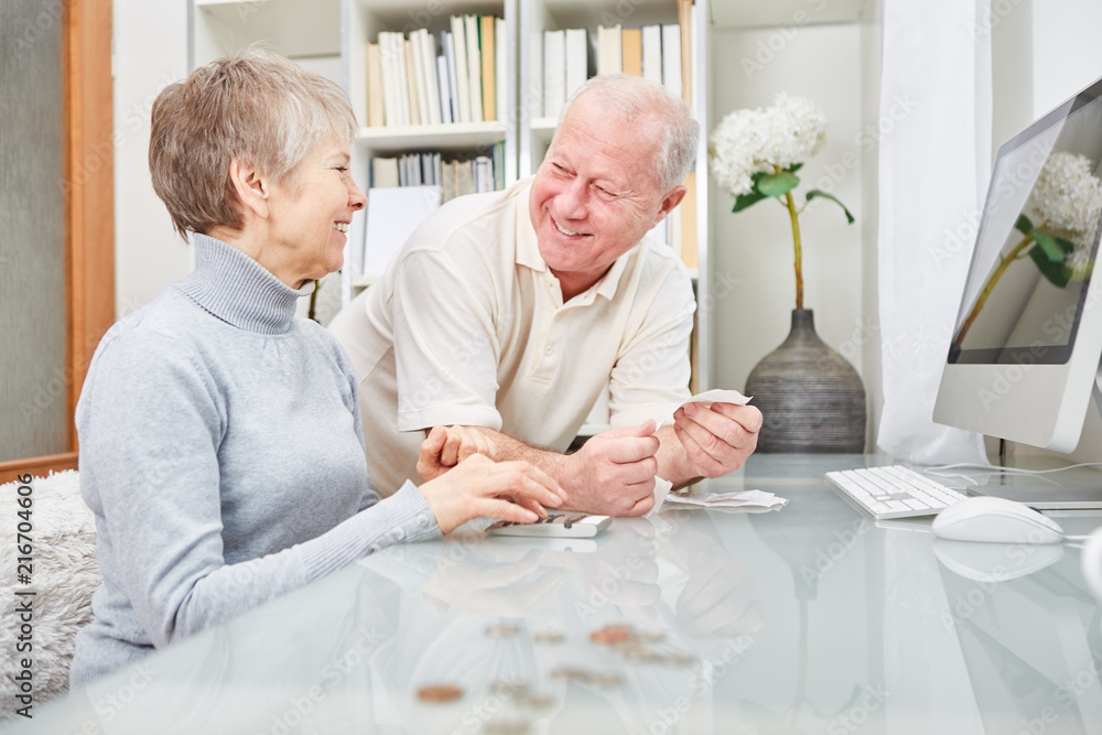 Rentner Paar mit Taschenrechner freut sich Stock Photo | Adobe Stock
