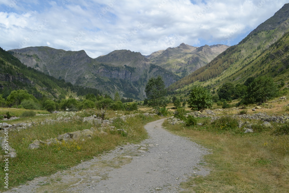 bergweg door de bergen van Prapic in het Parc des Ecrins in de Franse ...
