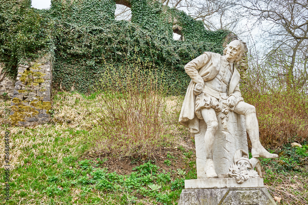 Fotka „The only statue of William Shakespeare on the European mainland ...