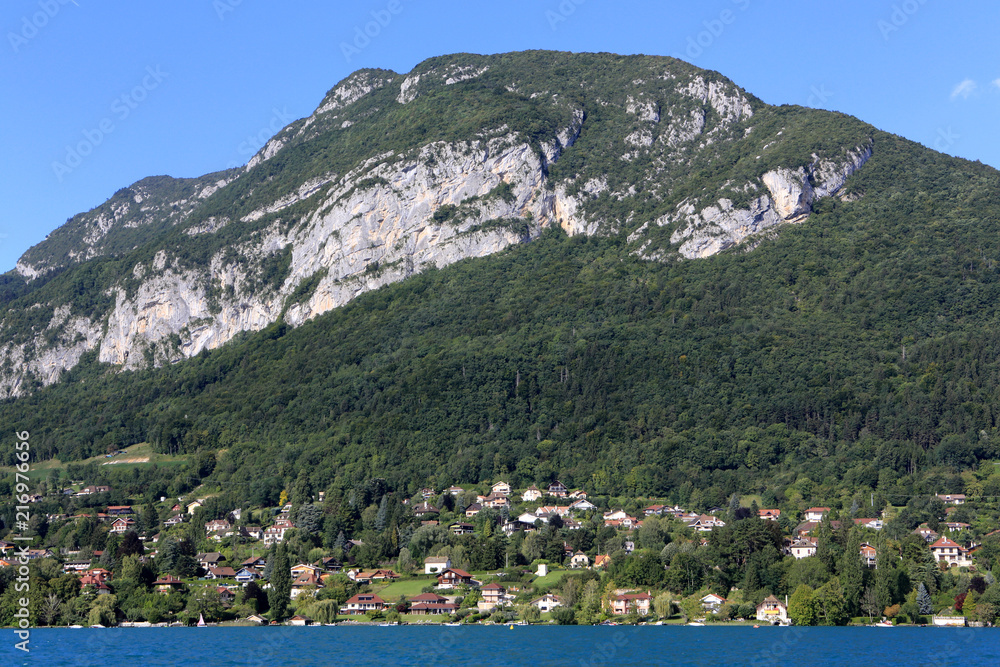 Habitations en bordure du lac d'Annecy. / Houses on the edge of Lake ...