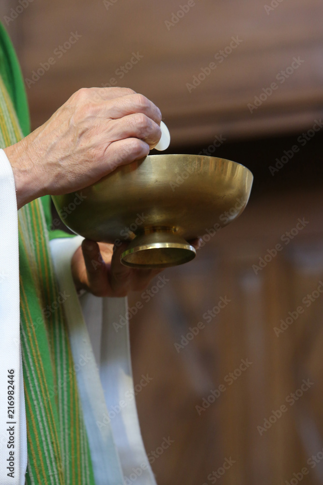 Stockfoto Hostie et patène. Donner la communion. Hostie and paten. Give ...
