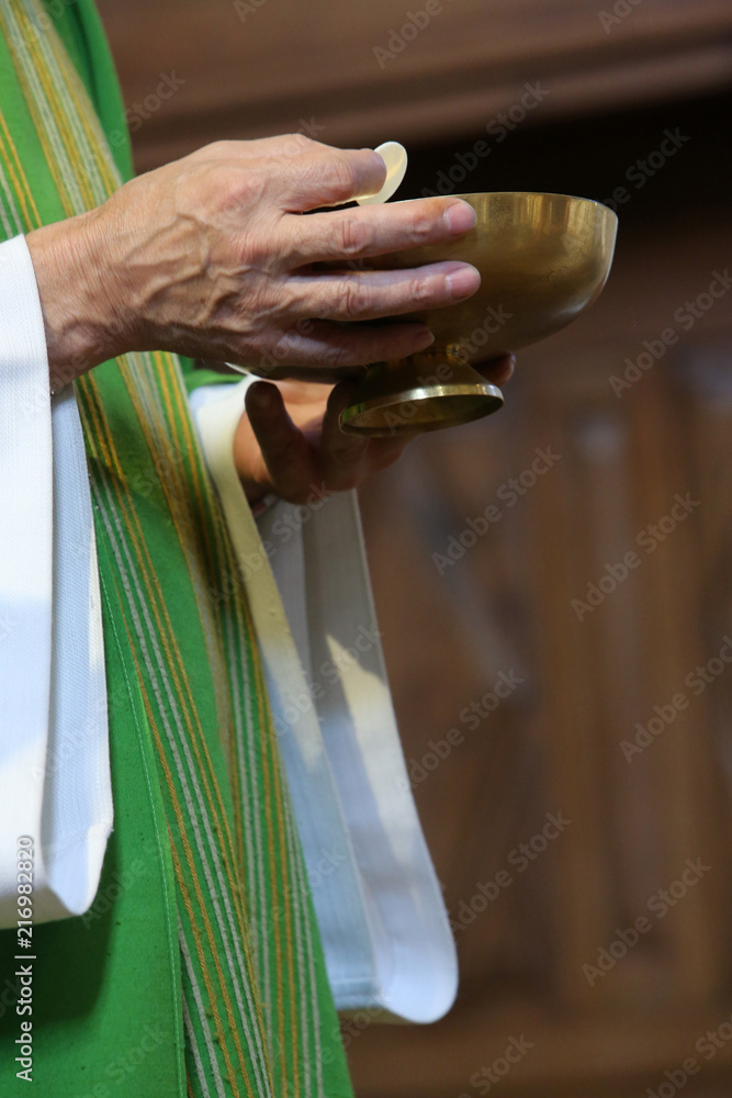 Hostie et patène. Donner la communion. Hostie and paten. Give communion ...