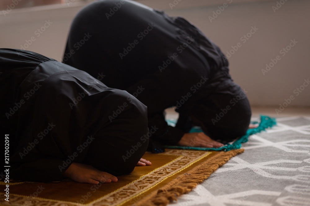 Muslim mother and daughter praying salah Stock Photo | Adobe Stock