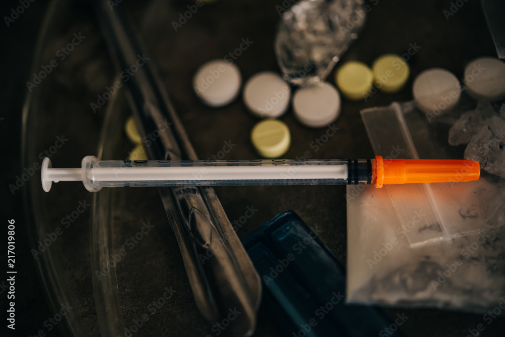 Asian men are drug addicts to inject heroin into their veins themselves ...