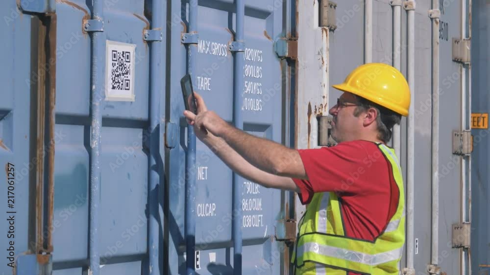 Worker Scanning a QR Code to track a shipping container. Stock ビデオ ...