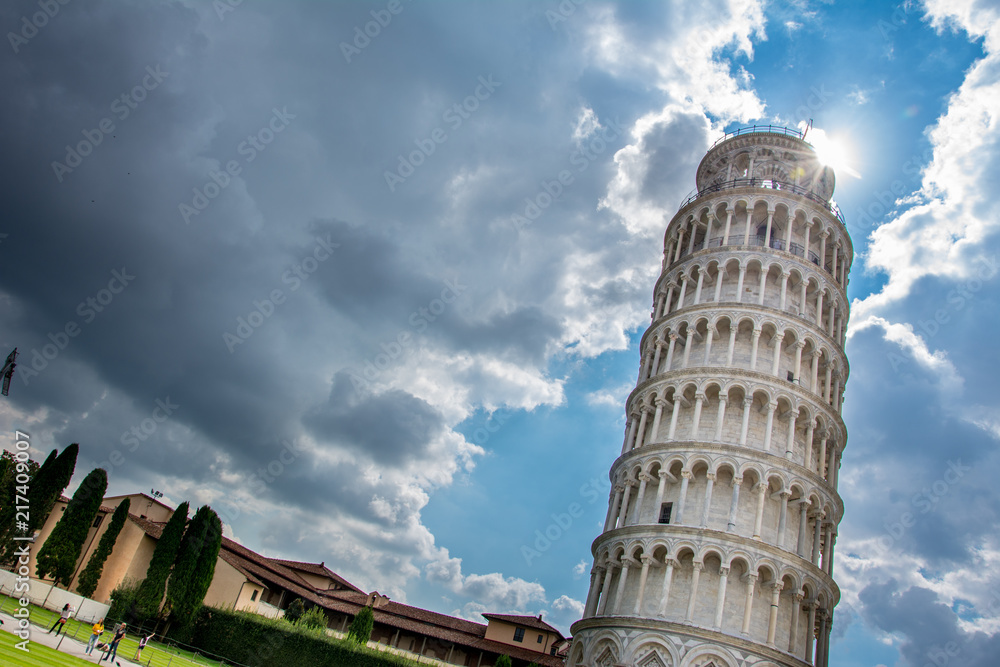 Dramatic sky over the Leaning Tower of Pisa, Piazza dei Miracoli, Pisa ...