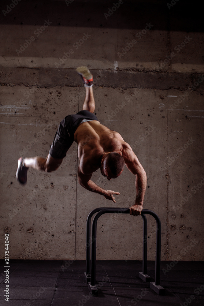 Foto de athlete is falling down while training on parallel bars. bad ...