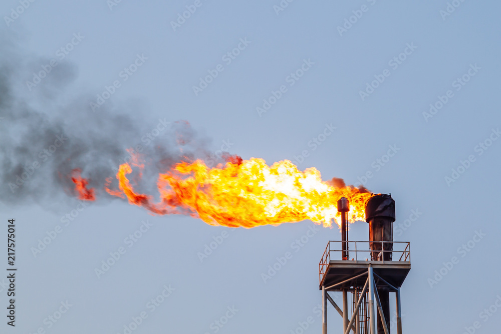 Foto de Fire on flare blow out in Offshore oil and Gas central ...