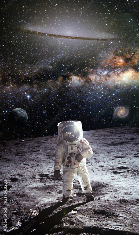 Foto de the first man on the moon. Cosmonaut. The photo taken from NASA ...