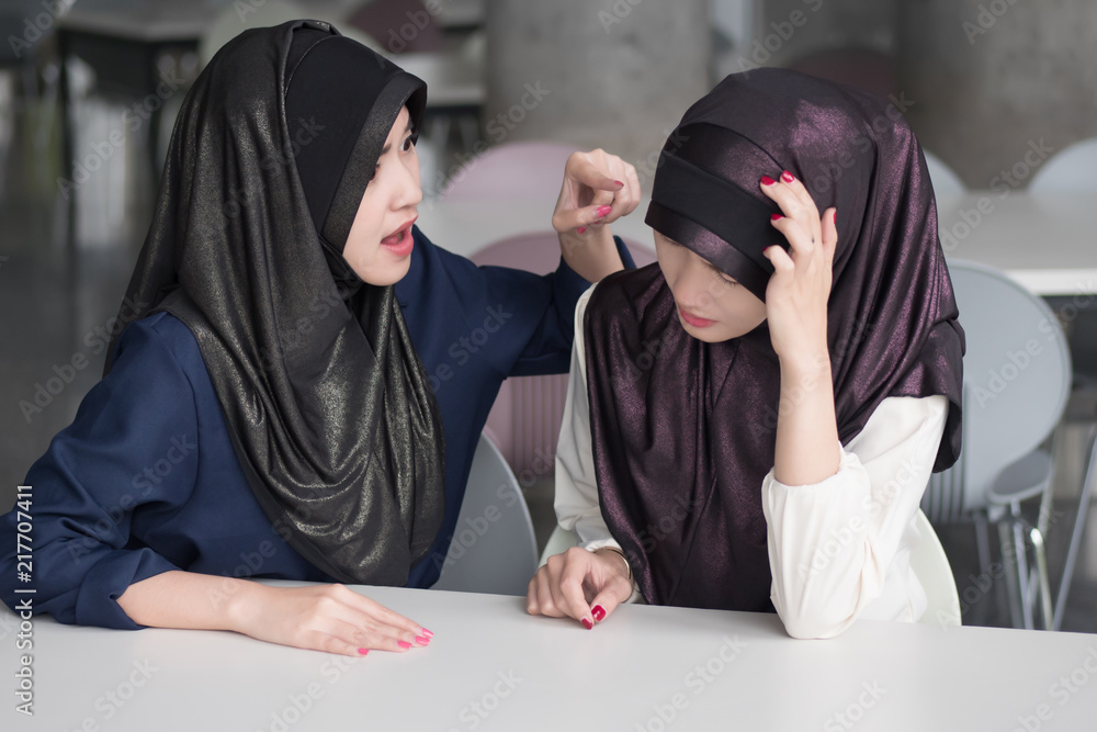 Foto de angry, upset, frustrated islam woman arguing; islamic or muslim ...