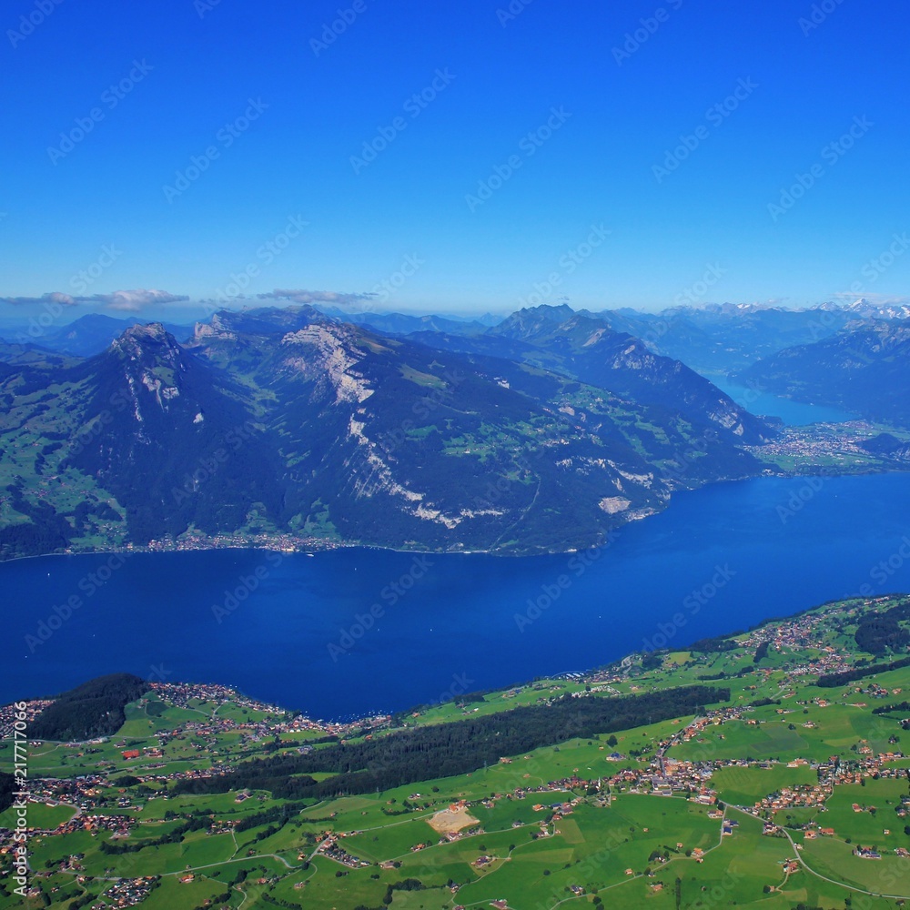 Azure blue Lake Thun. Sigriswiler Rothorn, Niederhorn and Augstmatthorn ...
