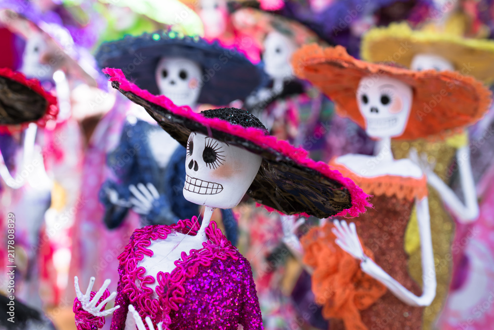 Desfile de catrinas en la celebración del día de muertos en México ...