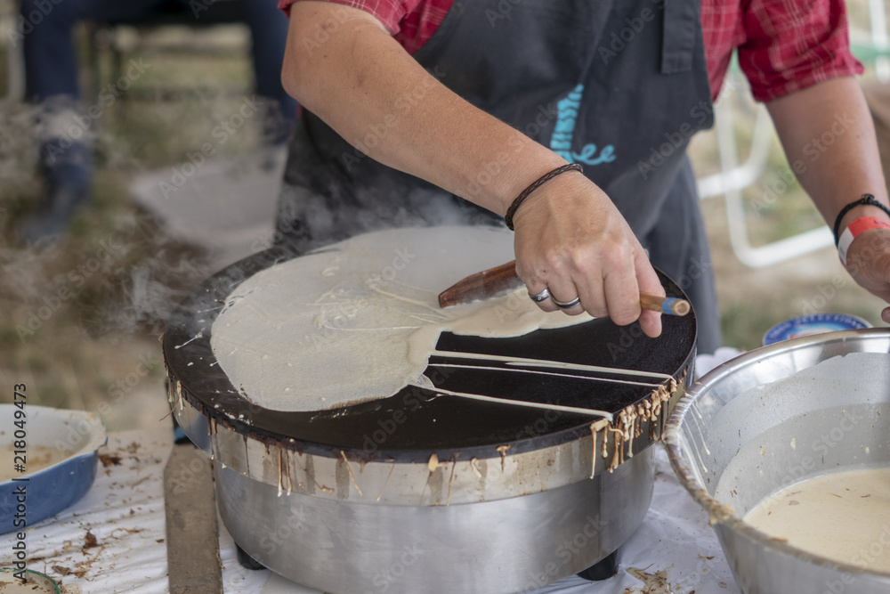 Foto de Métier crêpier - Cuisson des crêpes par une personne à la fête ...