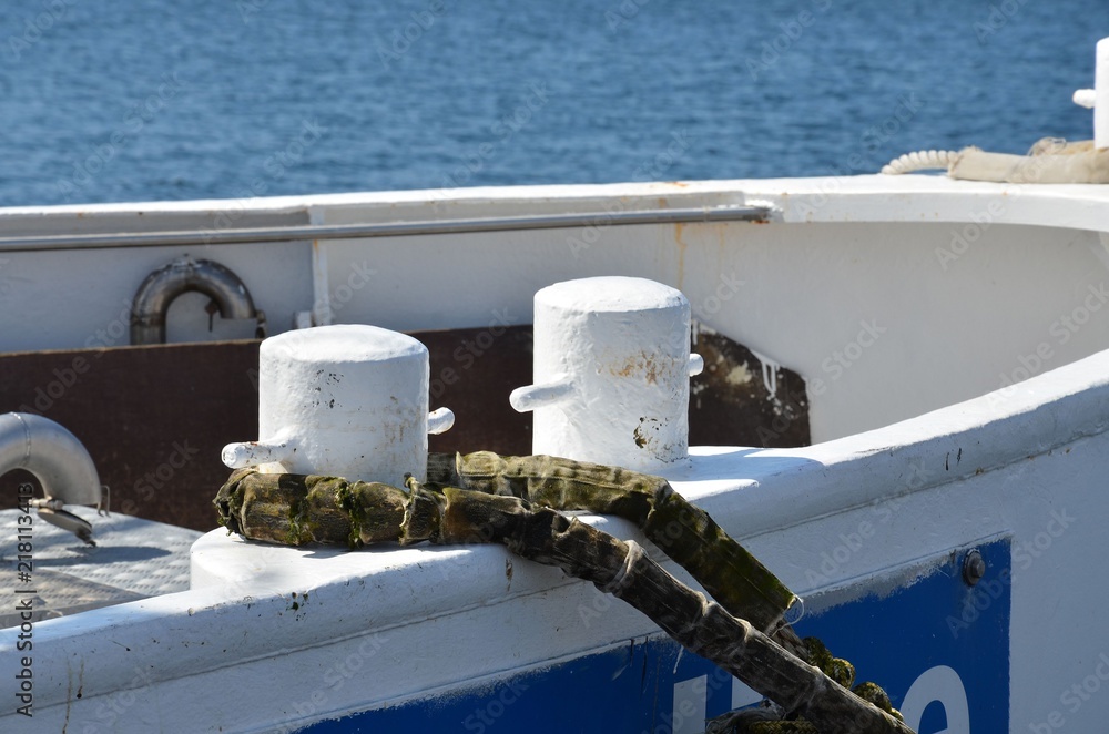 Bootsanlegestelle im Hafen Stock-Foto | Adobe Stock