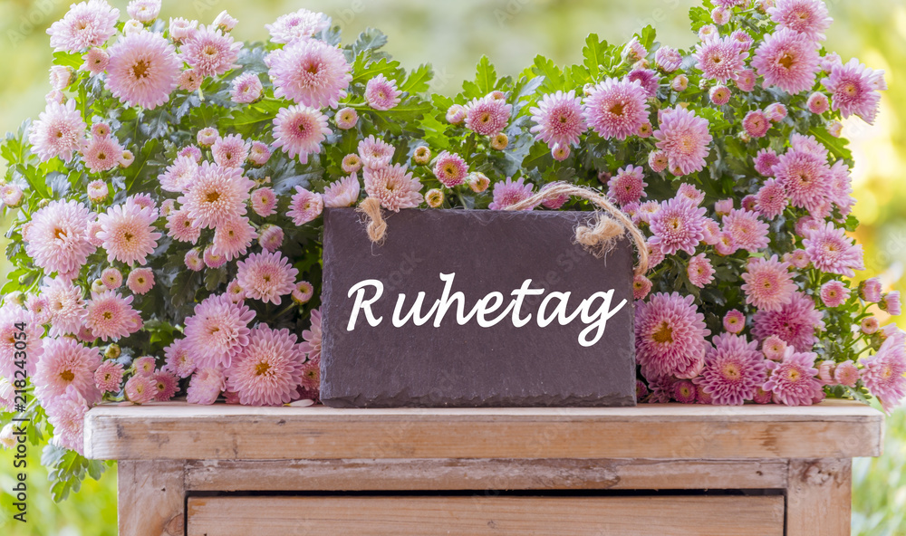 Ruhetag, Schild mit Blumen, beschriftet Stock-Foto | Adobe Stock