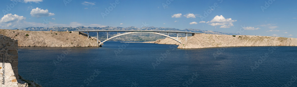 Croazia: vista panoramica delle rovine di una torre di guardia e del ...