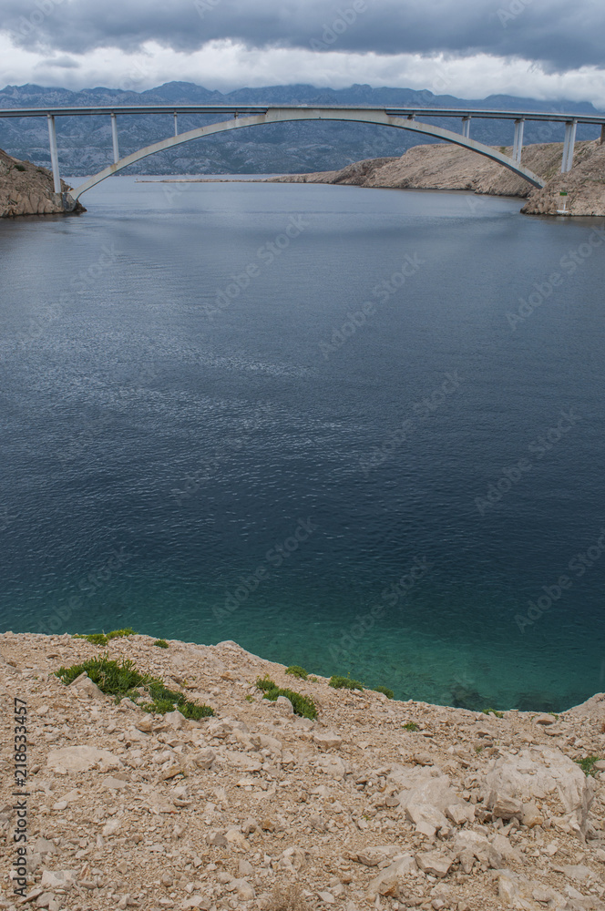 Croazia: vista panoramica del Paški Most, il ponte del 1968 che collega ...
