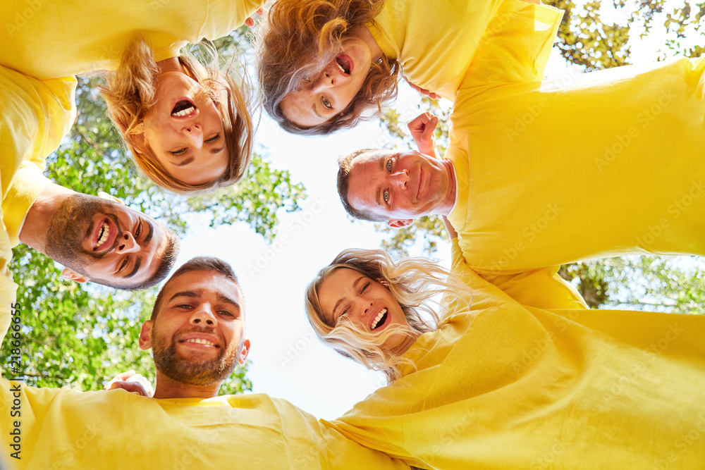 Gruppe junger Leute im Kreis beim Workshop Stock Photo | Adobe Stock