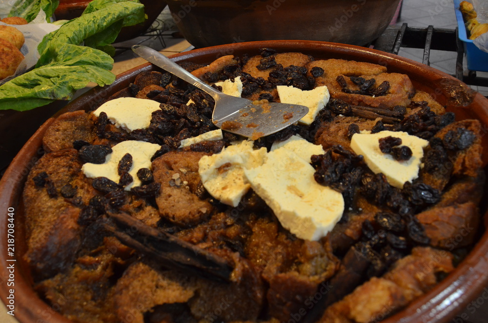 Capirotada, postre tradicional mexicano hecho con pan, piloncillo ...