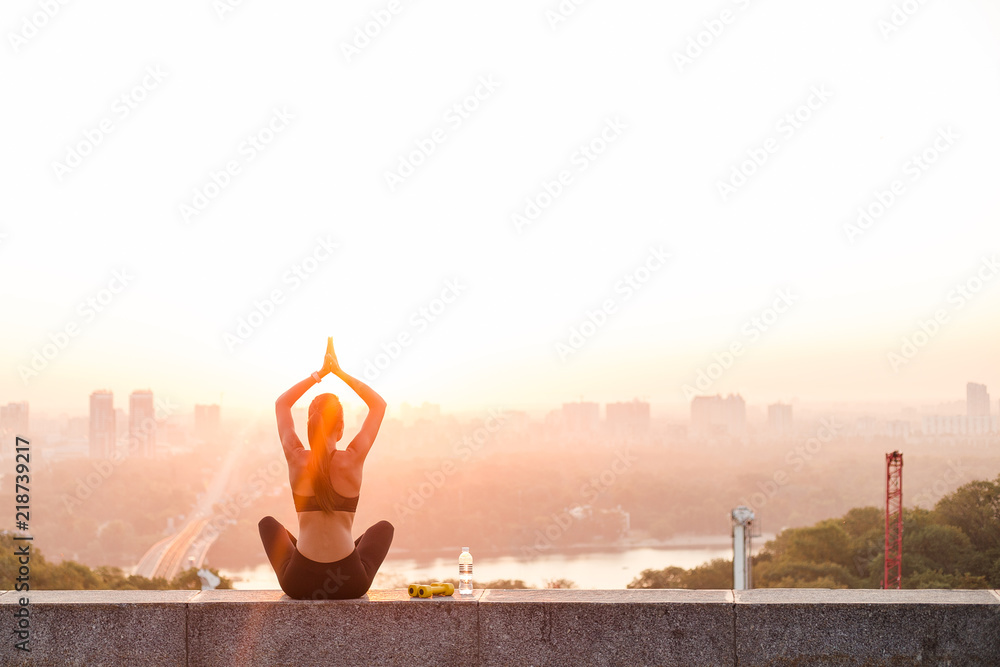 Foto de Balance with nature and the city. Rear view of young beautiful ...