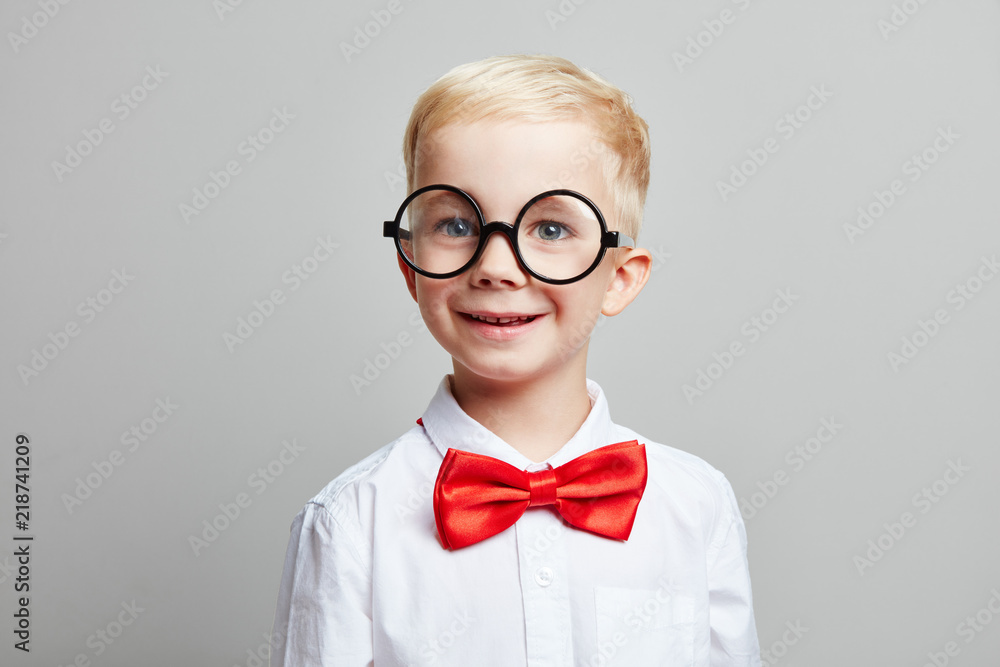 Kluges Kind mit Brille und Fliege Stock Photo | Adobe Stock