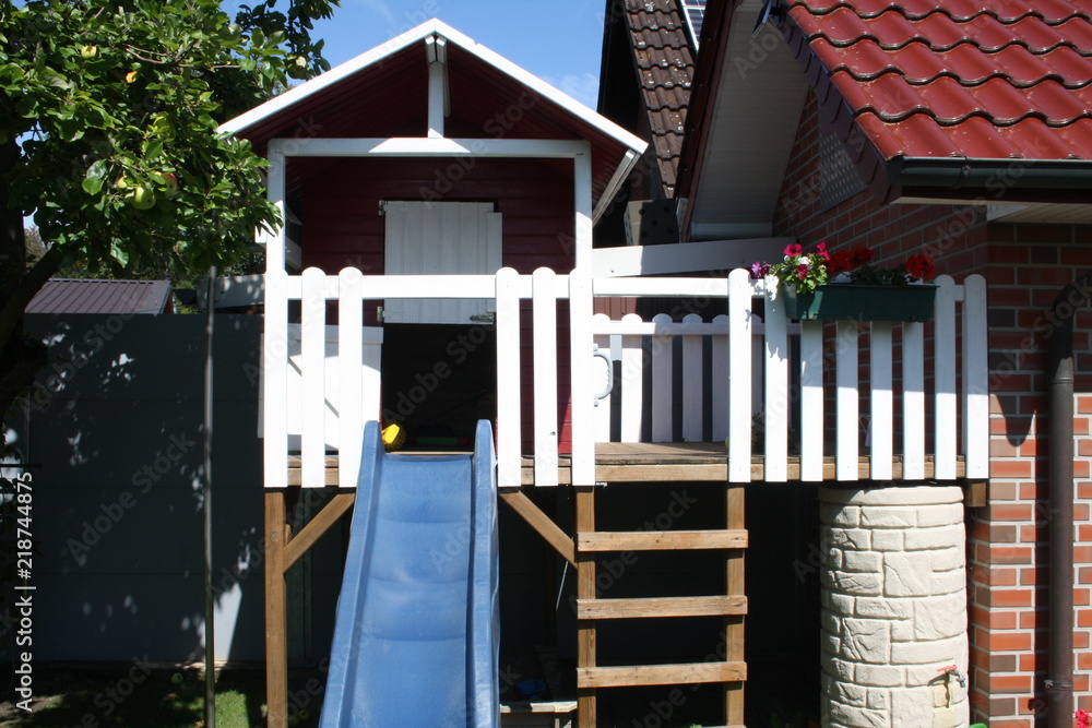 Baumhaus für Kinder mit Rutsche in rot weiß, im Garten selber bauen ...