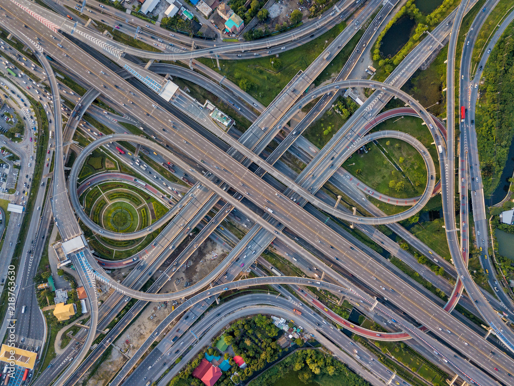 Foto de Top view of Highway road junctions. The Intersecting freeway ...