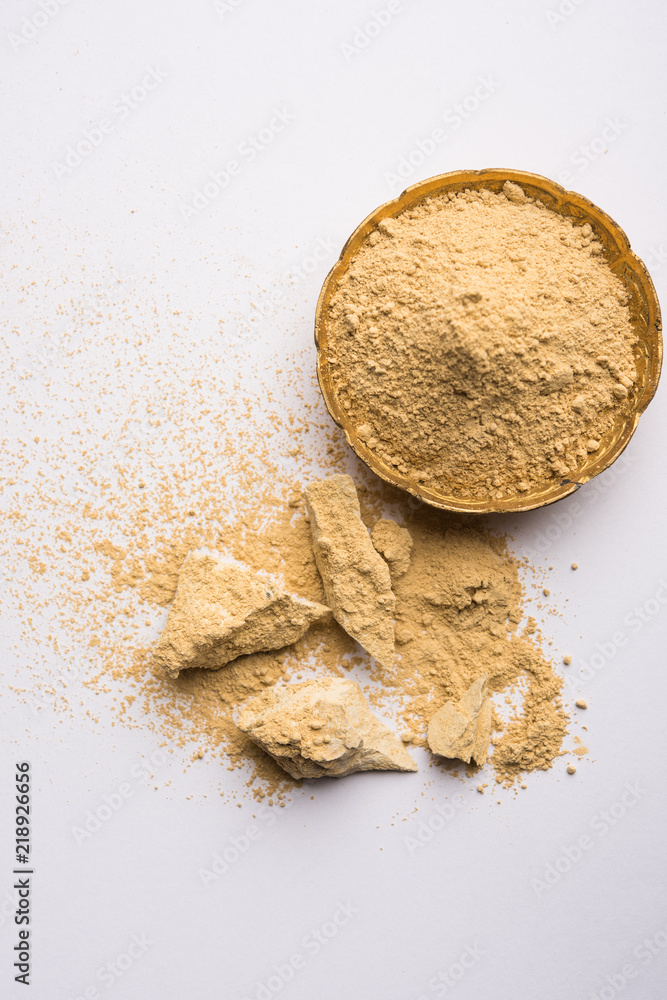 Fuller'S Earth Clay OR Multani mitti in a bowl along with raw stones ...