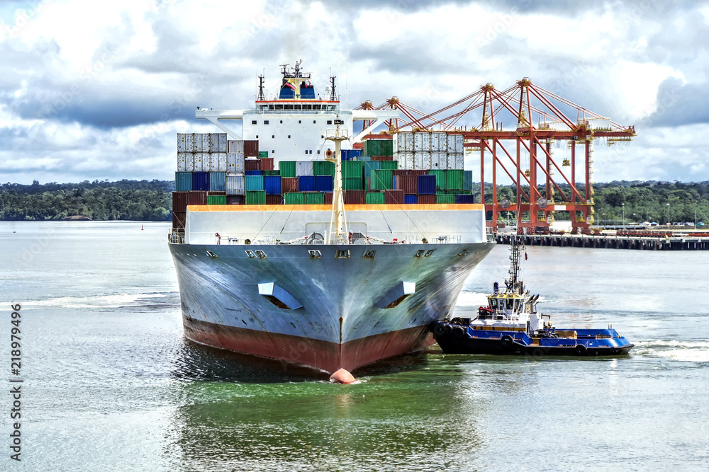 Buque portacontenedores en puerto Stock Photo | Adobe Stock