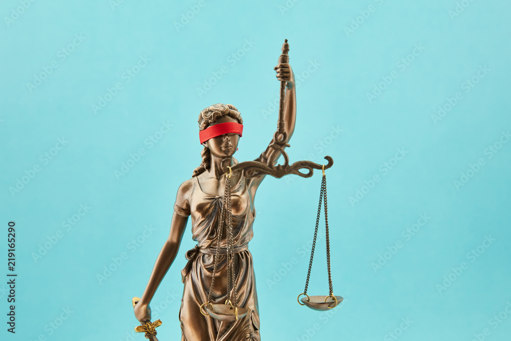 Justitia als Gerechtigkeit Konzept vor blauem Hintergrund Stock Photo ...