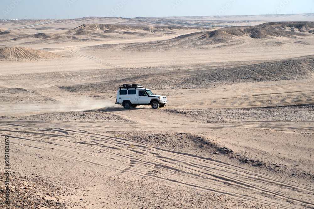 Race in sand desert. Car suv overcomes sand dunes obstacles ...