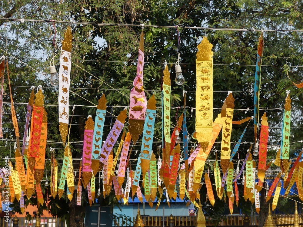 fanions colorés d'un temple bouddhiste Stock Photo | Adobe Stock