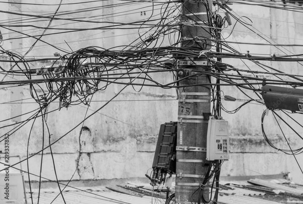Poste de luz com emaranhado de fios na preferia da cidade de São Paulo ...