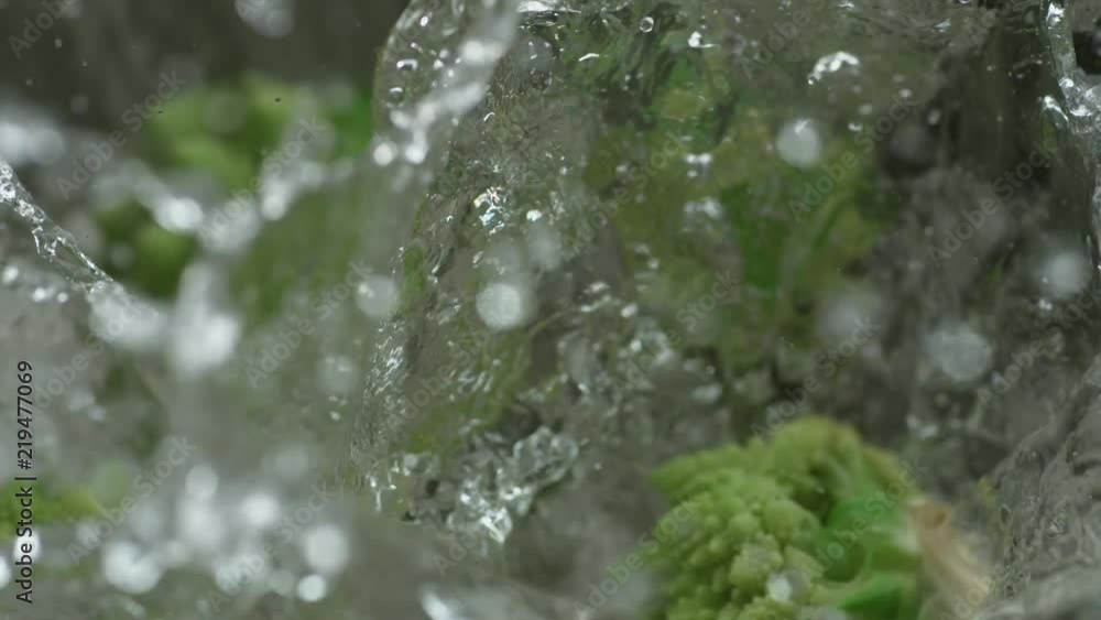 Vidéo Stock Throwing romanesco broccoli into boiling water. Shot with ...