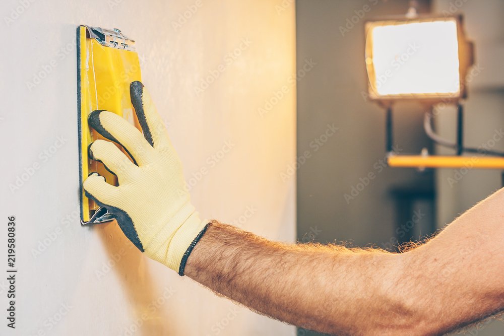 Finishing works - a first-person view - the master aligns the wall ...