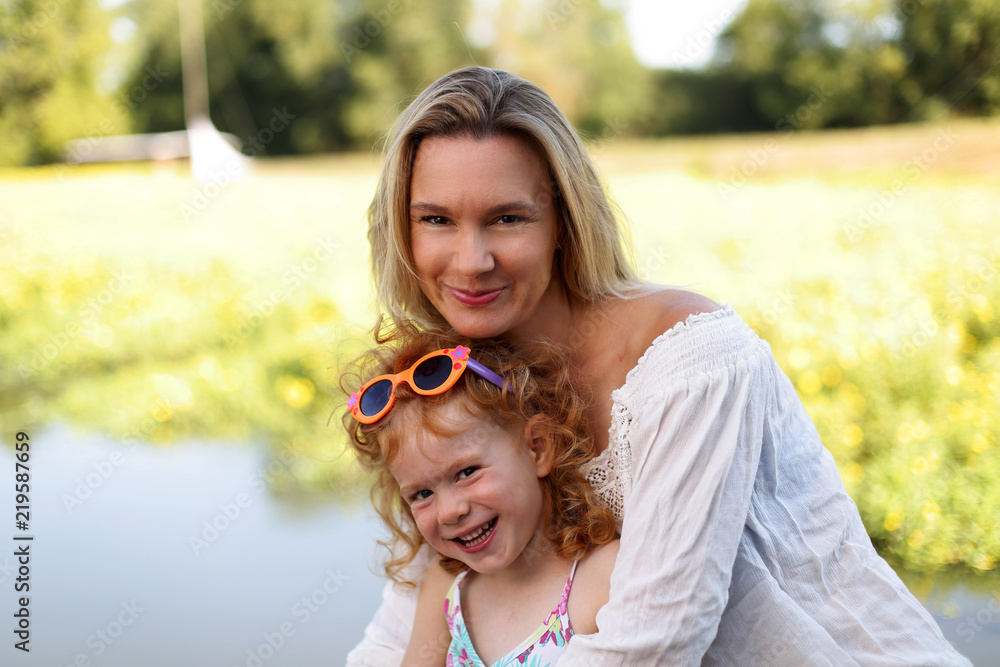 Glückliche Mutter mit Tochter im Arm Stock Photo | Adobe Stock